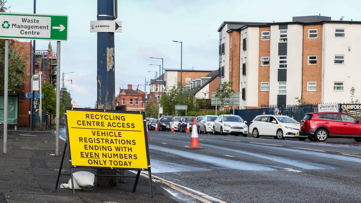 Coronavirus: Huge queues build as rubbish tips start to reopen - LBC Coronavirus: Huge queues build as rubbish tips start to reopen - LBC