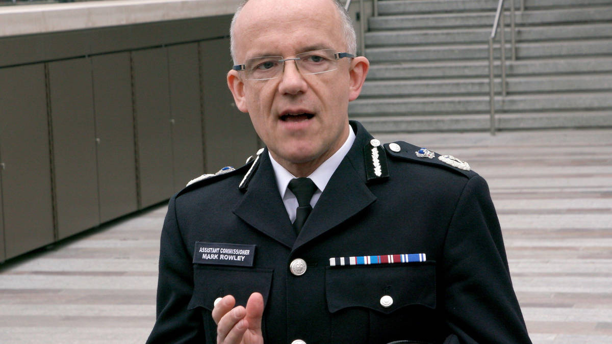 Met Police chief admits there are 100 officers in the force who can't ... Met Police chief admits there are 100 officers in the force who can't ...