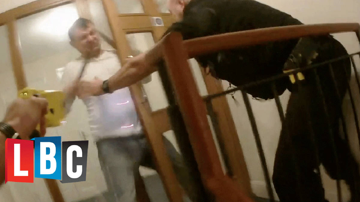 Harrowing Moment Knife-Wielding Man Repeatedly Tries To Stab Police ... Harrowing Moment Knife-Wielding Man Repeatedly Tries To Stab Police ...