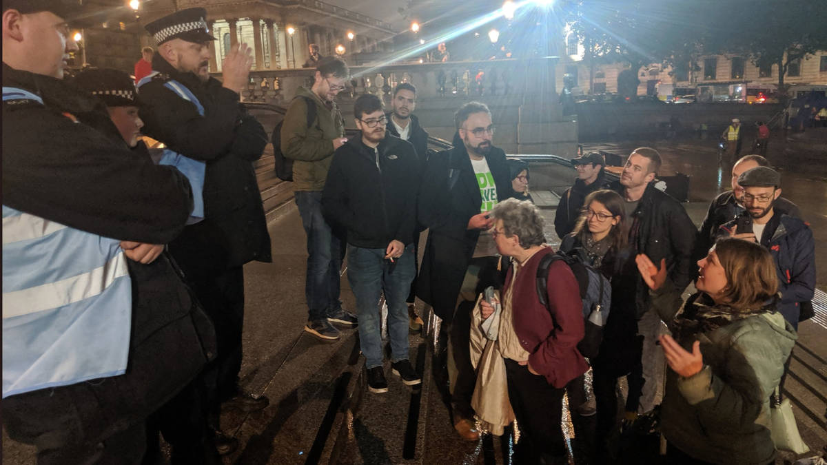 Extinction Rebellion protests: Police move activists from Trafalgar ... Extinction Rebellion protests: Police move activists from Trafalgar ...